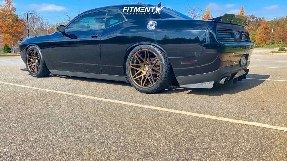 2015 Dodge Challenger R/T with 20x9.5 VIP Modular Vrc13 and Atturo ...