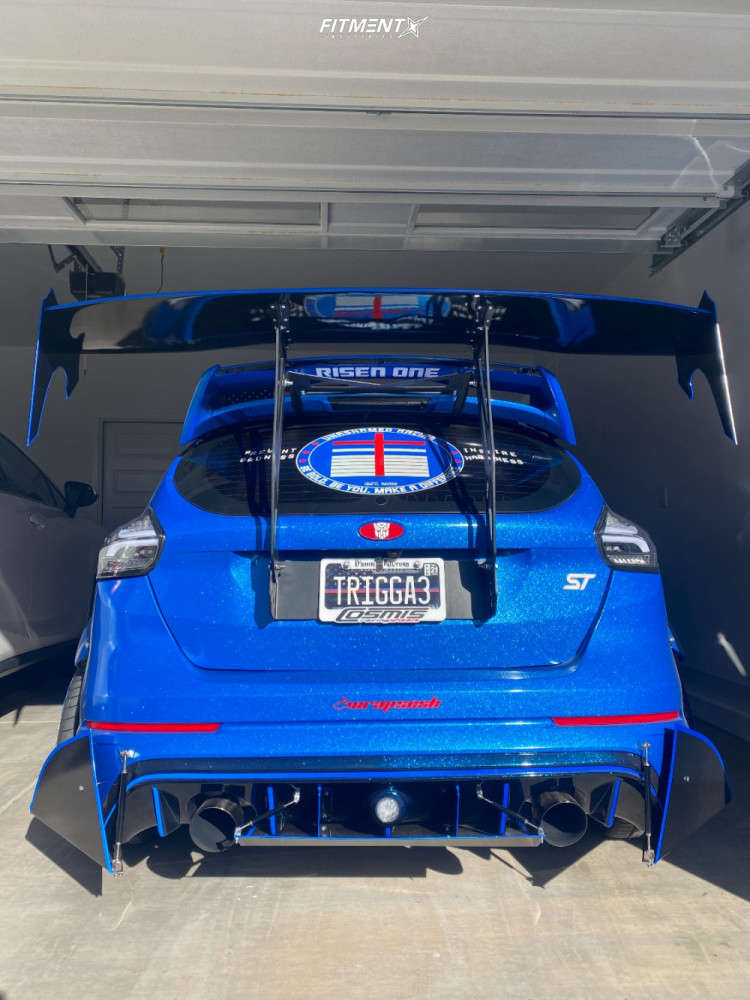 2017 Ford Focus ST with 18x9.5 Cosmis Racing S1 and Achilles 235x40 on ...