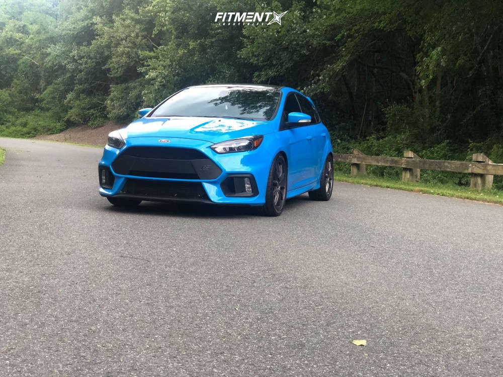 2016 Ford Focus RS with 18x8 OZ Racing Hyper Gt Hlt and Michelin 245x40 ...