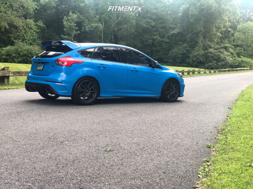 2016 Ford Focus RS with 18x8 OZ Racing Hyper Gt Hlt and Michelin 245x40 ...