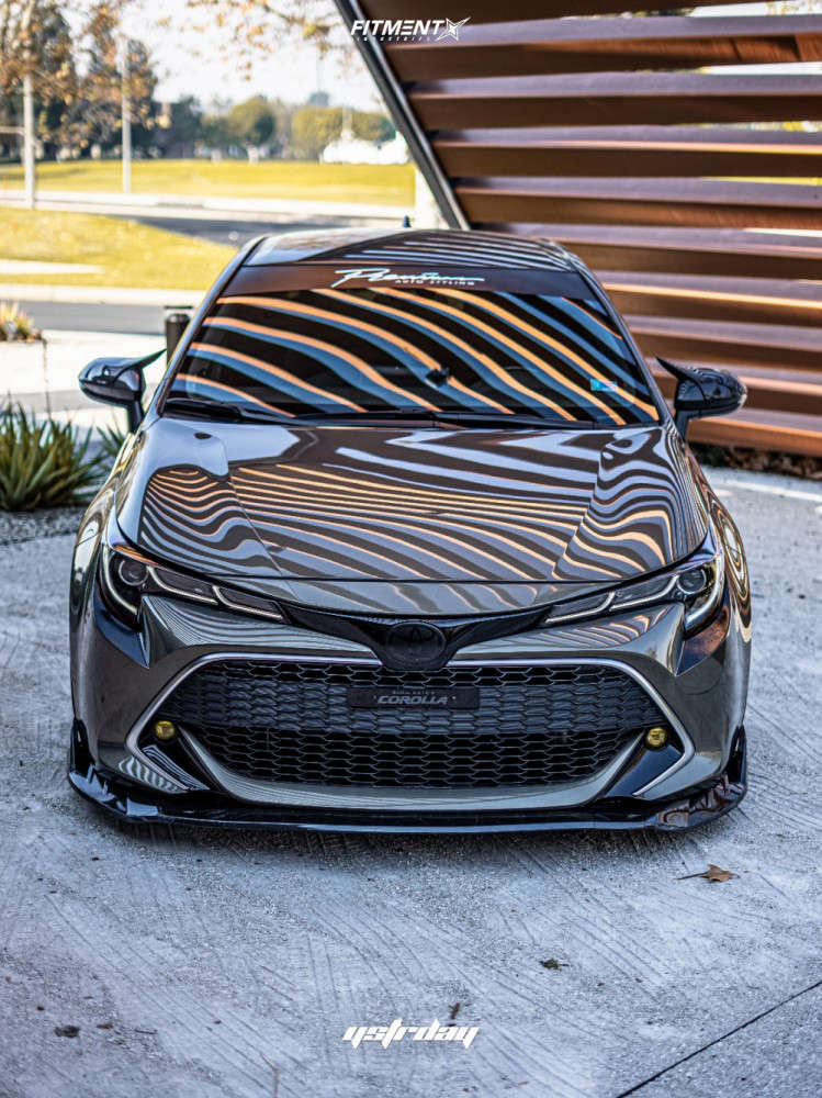 2020 Toyota Corolla XSE with 18x8.5 Cosmis Racing R1 and Yokohama ...