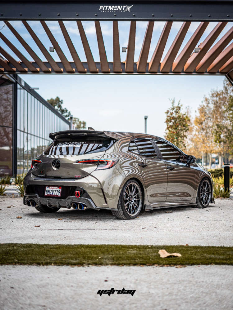 2020 Toyota Corolla XSE with 18x8.5 Cosmis Racing R1 and Yokohama ...