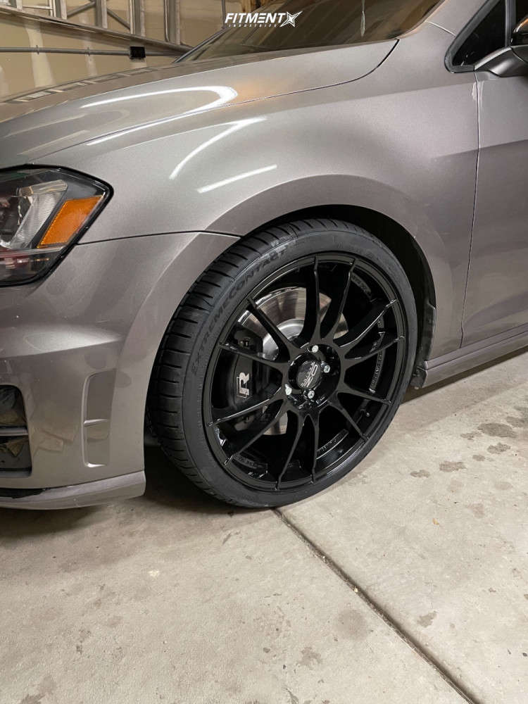 2016 Volkswagen Golf R Base with 19x8.5 OZ Racing Ultraleggera and ...