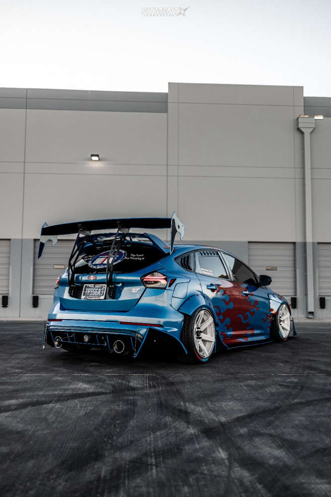 2017 Ford Focus ST with 18x9.5 Cosmis Racing S1 and Achilles 235x40 on ...