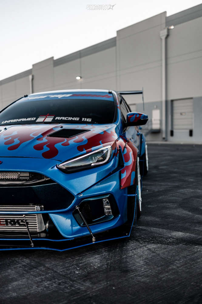 2017 Ford Focus ST with 18x9.5 Cosmis Racing S1 and Achilles 235x40 on ...