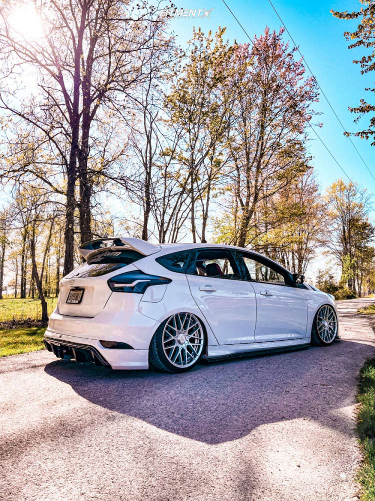2017 Ford Focus ST with 19x8.5 Rotiform Rse and Achilles 225x35 on Air ...