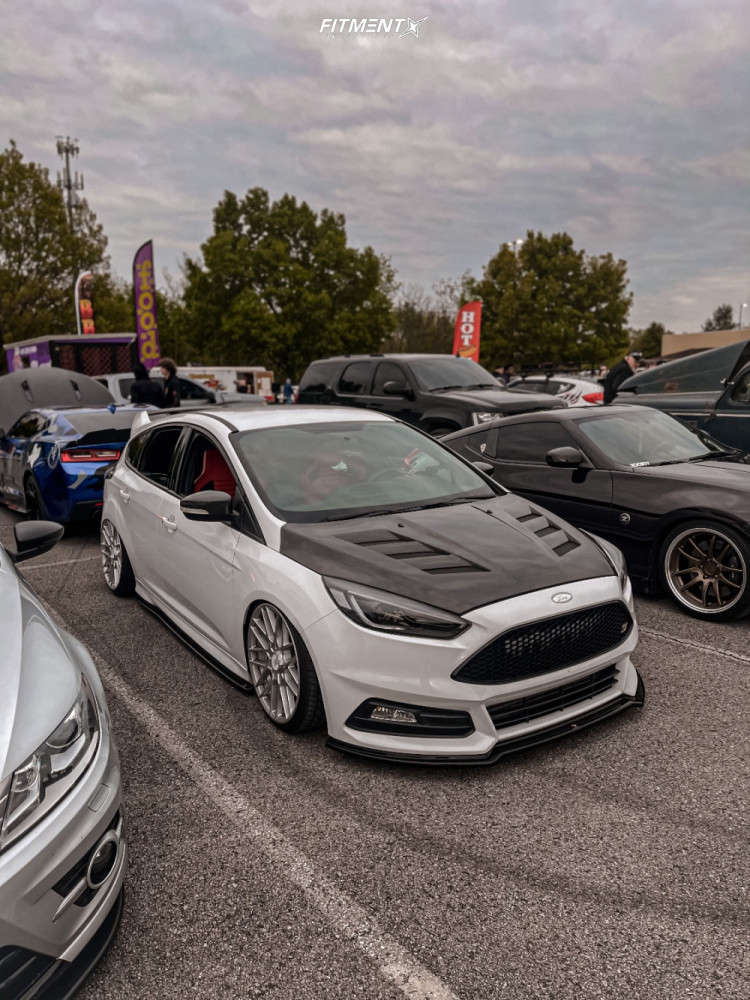 2017 Ford Focus ST with 19x8.5 Rotiform Rse and Achilles 225x35 on Air ...