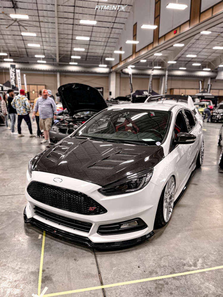 2017 Ford Focus ST with 19x8.5 Rotiform Rse and Achilles 225x35 on Air ...