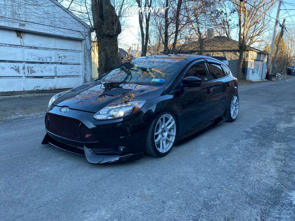 2014 Ford Focus ST with 18x8.5 ESR Cs8 and Falken 225x40 on Air ...