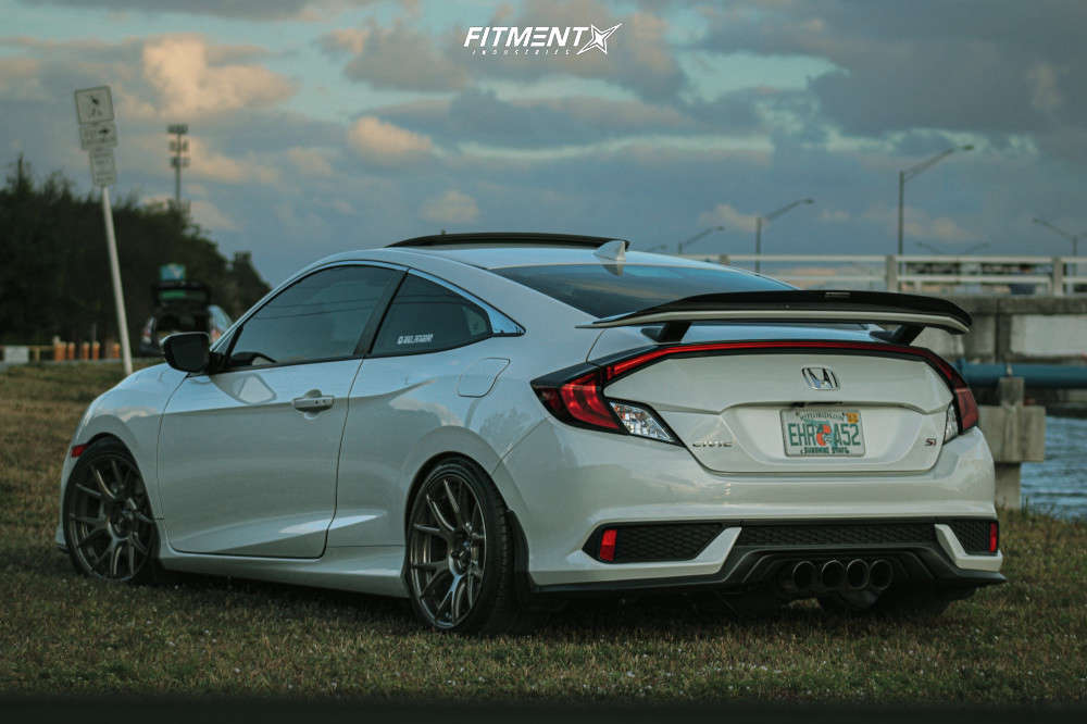 2020 Honda Civic Si with 18x9.5 Konig Ampliform and Hankook 245x40 on ...