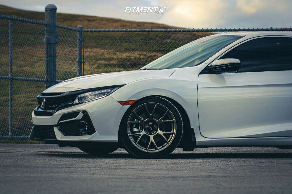 2020 Honda Civic Si with 18x9.5 Konig Ampliform and Hankook 245x40 on ...