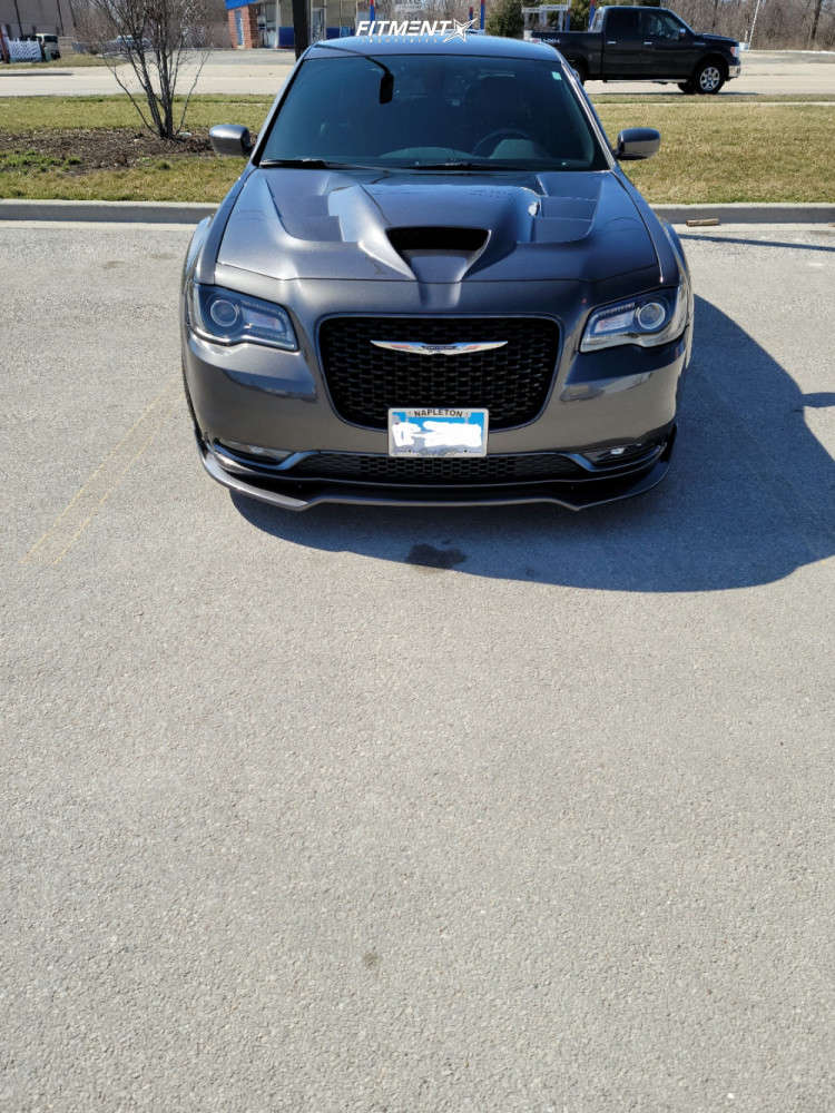 2019 Chrysler 300 S with 22x9.5 Ferrada FR4 and Continental 255x30 on ...