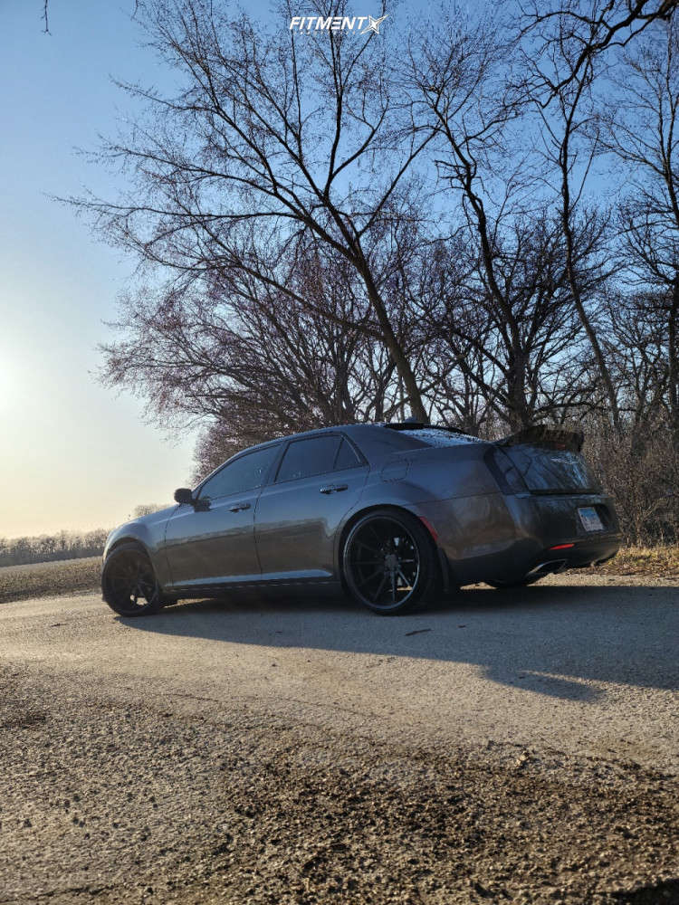 2019 Chrysler 300 S with 22x9.5 Ferrada FR4 and Continental 255x30 on ...