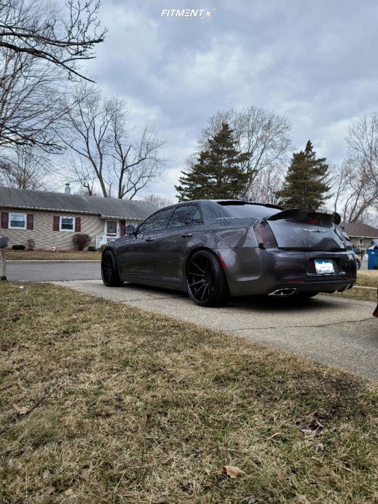 2019 Chrysler 300 S with 22x9.5 Ferrada FR4 and Continental 255x30 on ...