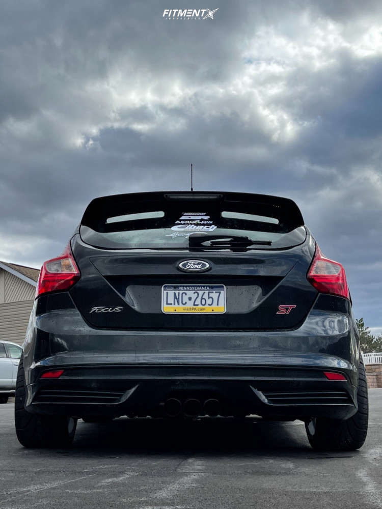 2013 Ford Focus ST with 18x9.5 ESR Cs12 and Federal 255x35 on Lowering ...