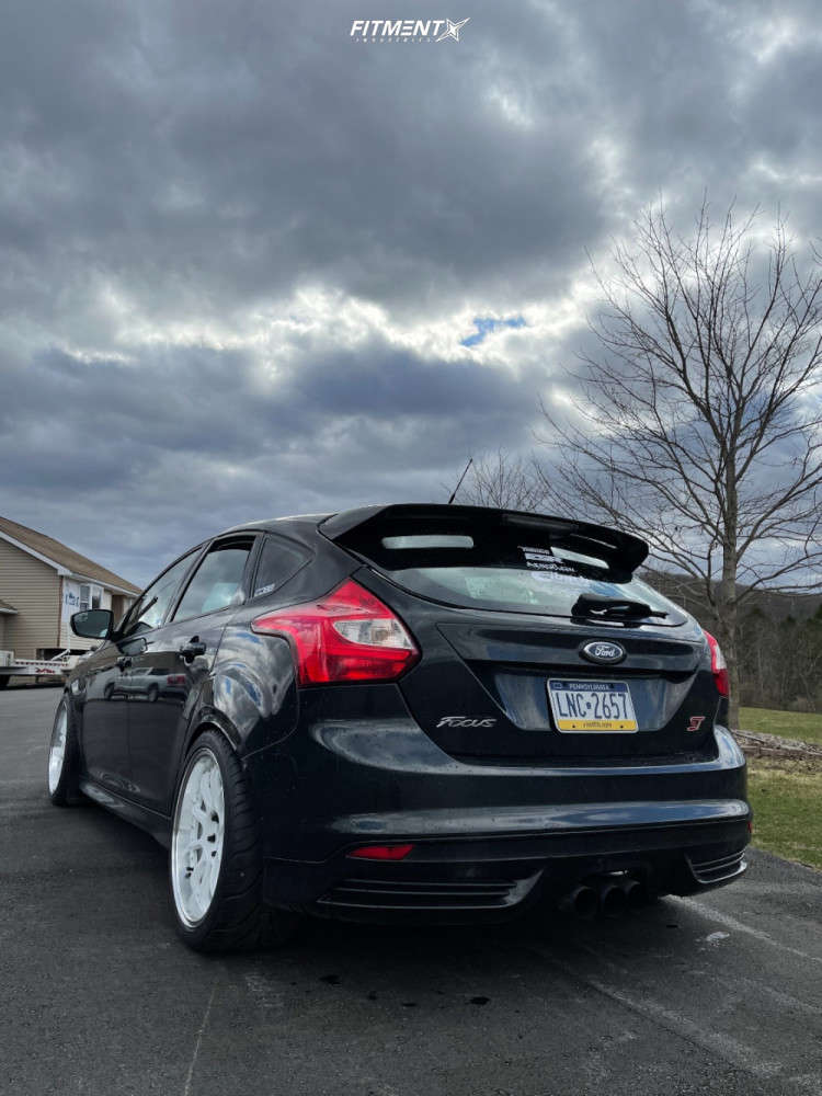 2013 Ford Focus ST with 18x9.5 ESR Cs12 and Federal 255x35 on Lowering ...