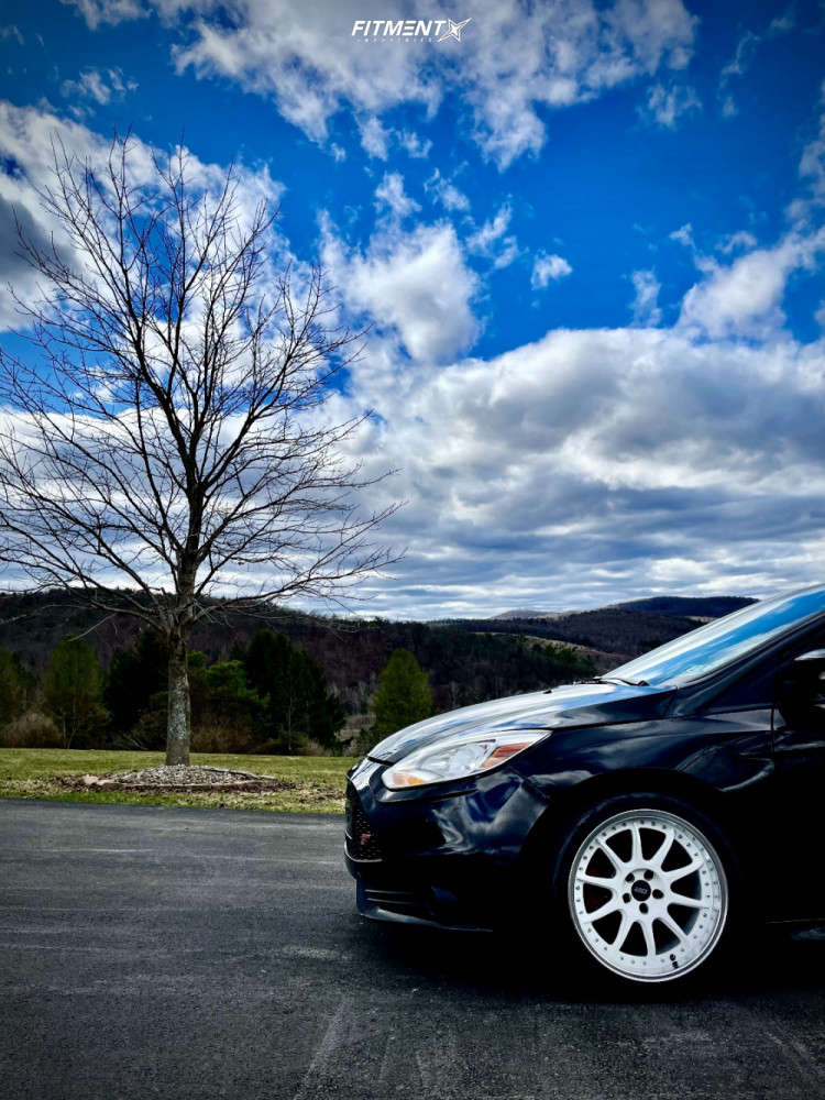 2013 Ford Focus ST with 18x9.5 ESR Cs12 and Federal 255x35 on Lowering ...