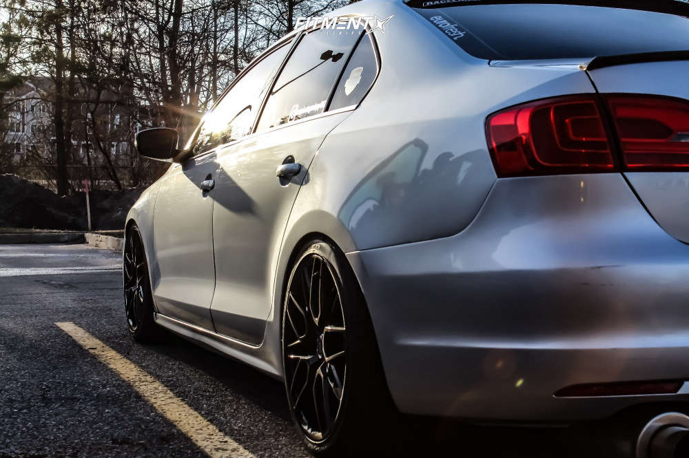 2013 Volkswagen Jetta SE with 18x8 Platinum Retribution and Nitto ...