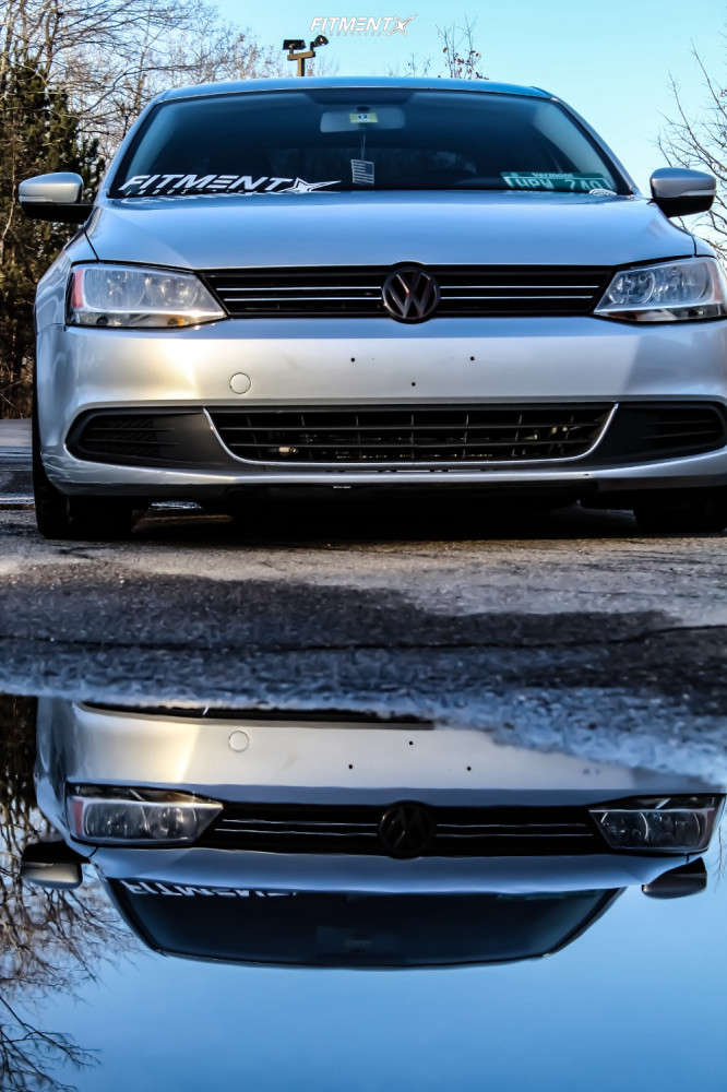 2013 Volkswagen Jetta SE with 18x8 Platinum Retribution and Nitto ...
