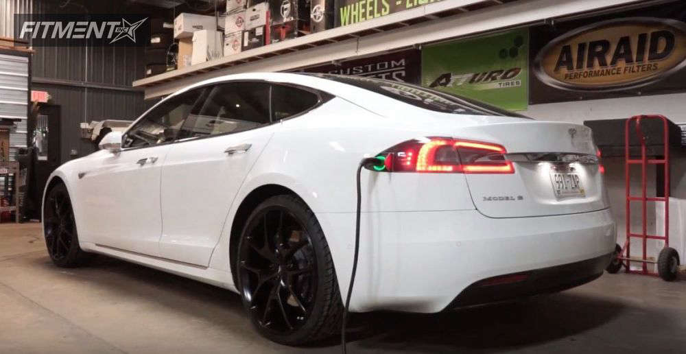 2016 Tesla S 70 with 22x8.5 Fathom FD-RA and Toyo Tires 245x30 on Stock ...