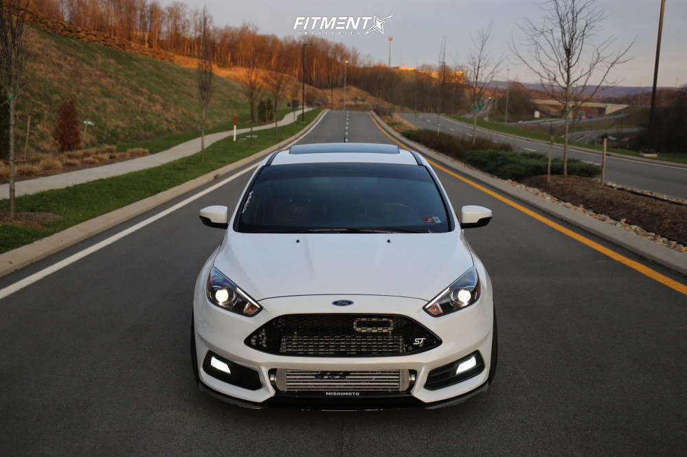 2017 Ford Focus ST with 18x8.5 ESR Cs1 and Achilles 225x40 on Coilovers ...