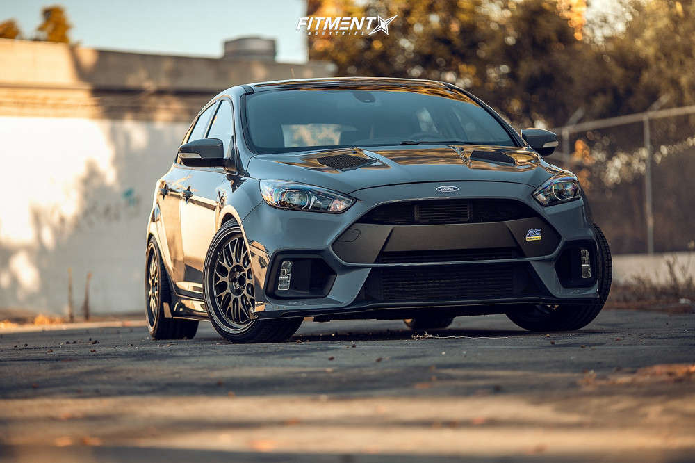 2018 Ford Focus RS with 19x9.5 Fifteen52 Holeshot and Falken 235x35 on ...