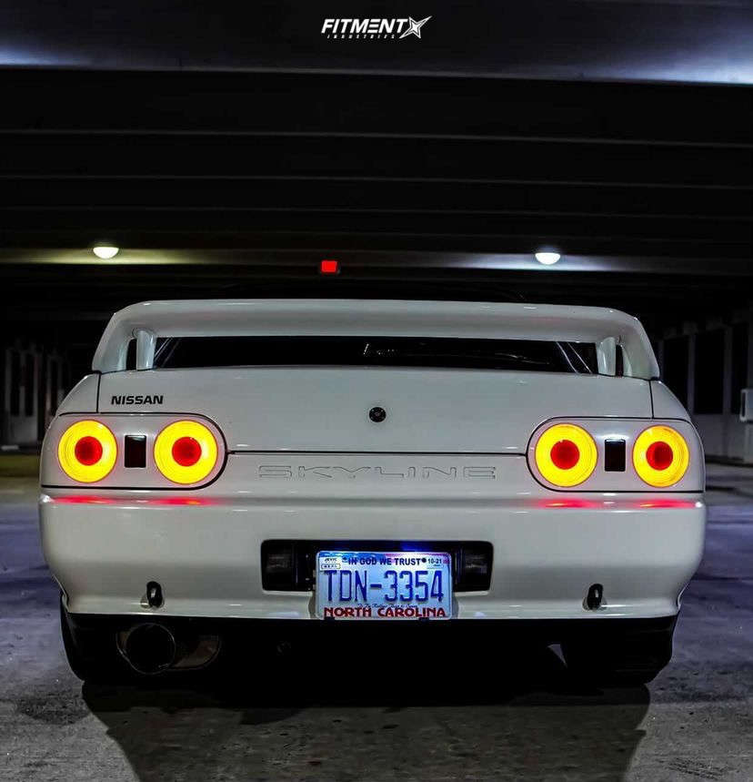 1992 Nissan Skyline R32 Base with 18x9 Cosmis Racing N5r and GT Radial ...