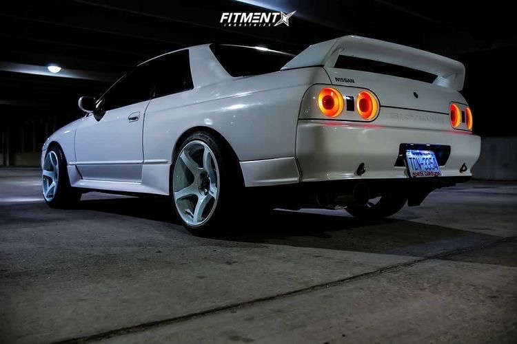 1992 Nissan Skyline R32 Base with 18x9 Cosmis Racing N5r and GT Radial ...