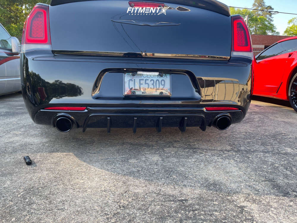 2016 Chrysler 300 S with 22x9.5 Ferrada FR4 and Achilles 235x30 on ...