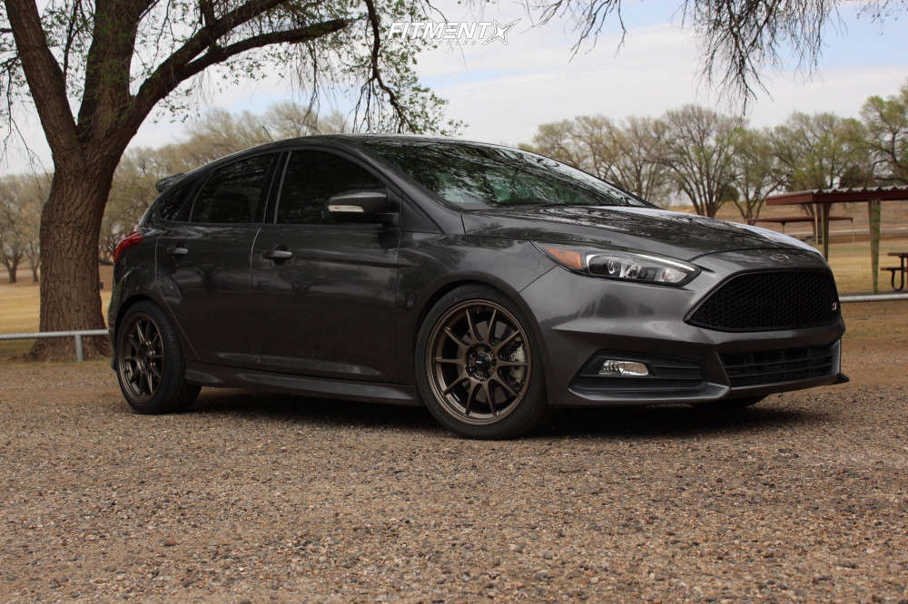 2016 Ford Focus ST with 18x8.5 Konig Dekagram and Nitto 235x40 on ...