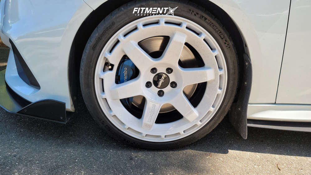 2017 Ford Focus RS with 19x8.5 Rotiform Kb1 and Michelin 235x35 on ...