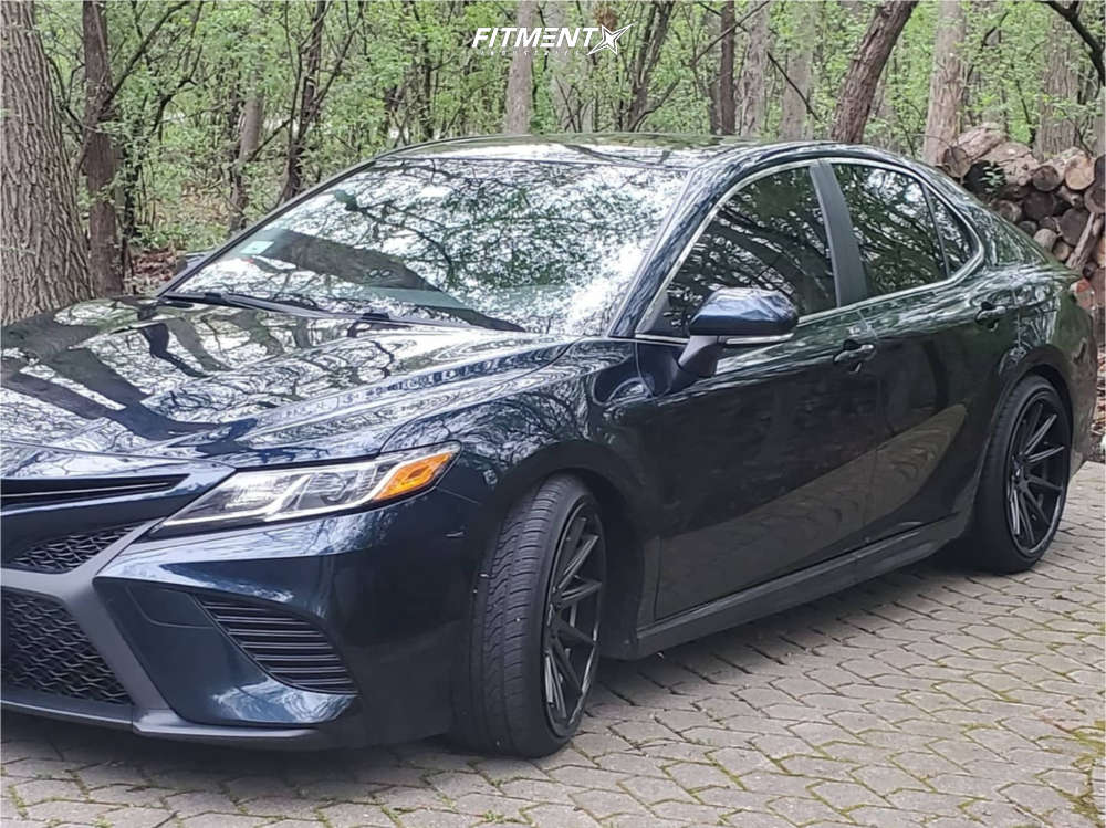 2018 Toyota Camry SE with 20x10 Rohana Rc10 and Vercelli 245x35 on ...