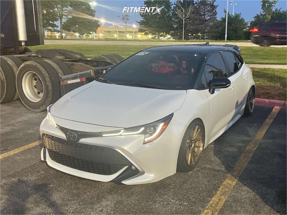 2021 Toyota Corolla XSE with 18x9.5 Cosmis Racing R1 and Nankang 245x35 ...