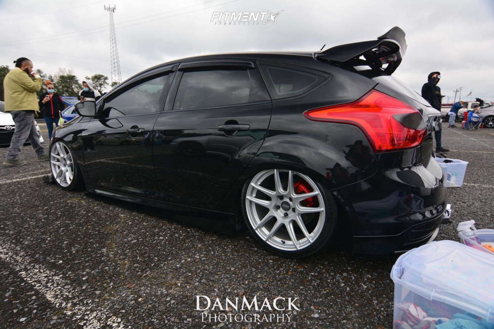 2014 Ford Focus ST with 18x8.5 ESR Cs8 and Kumho 215x40 on Air ...