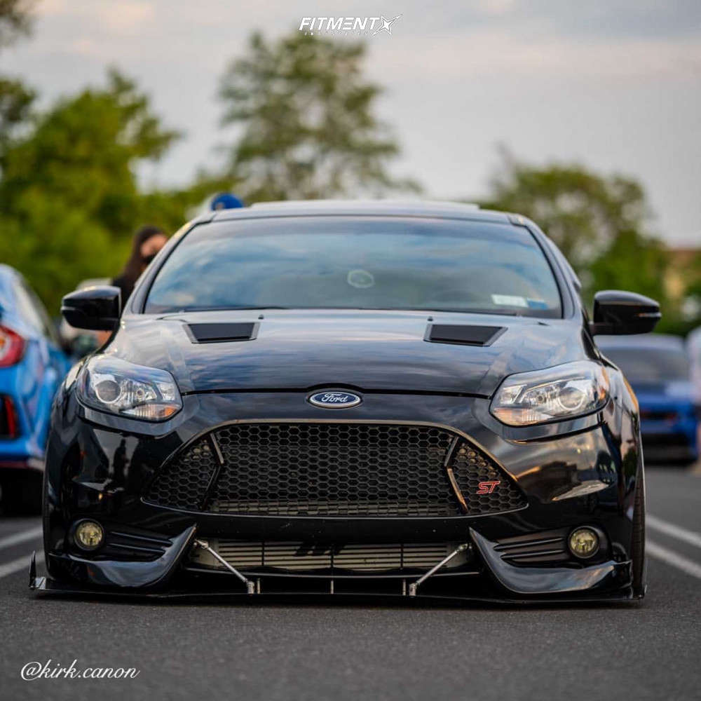 2014 Ford Focus ST with 18x8.5 ESR Cs8 and Kumho 215x40 on Air ...