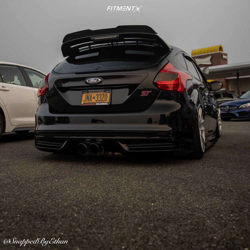 2014 Ford Focus ST with 18x8.5 ESR Cs8 and Kumho 215x40 on Air ...