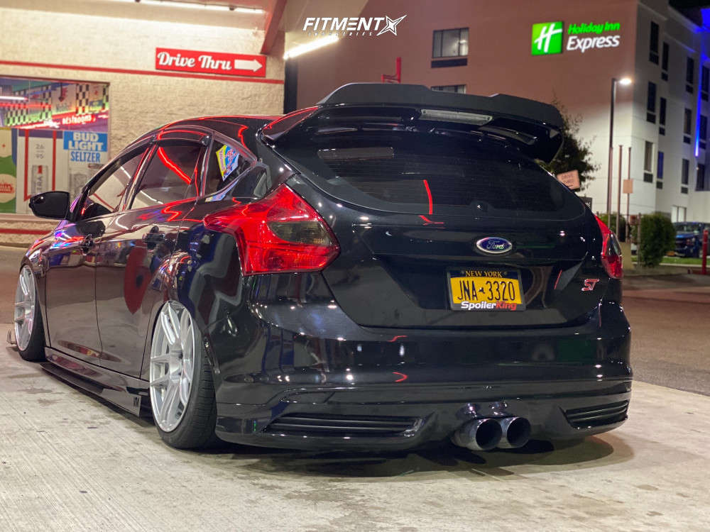 2014 Ford Focus ST with 18x8.5 ESR Cs8 and Kumho 215x40 on Air ...