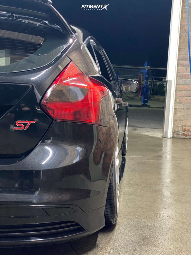 2014 Ford Focus ST with 18x8.5 ESR Cs8 and Kumho 215x40 on Air ...