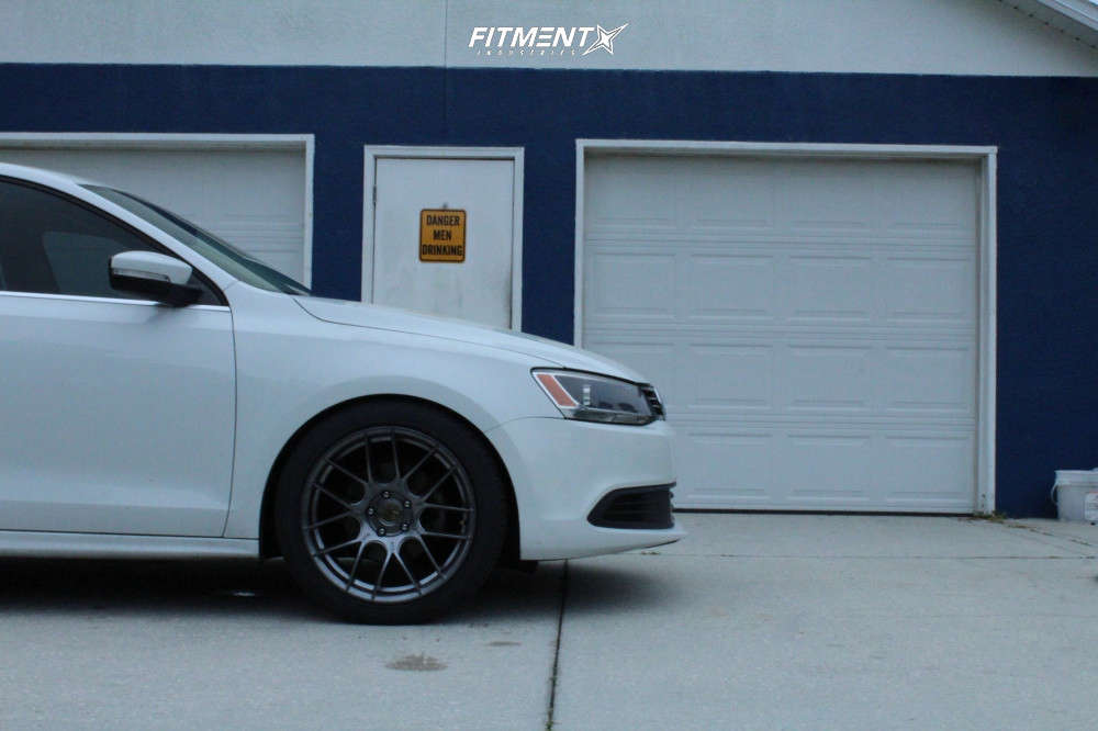 2014 Volkswagen Jetta SE with 18x8.5 Aodhan Ah-x and Vercelli 225x45 on ...