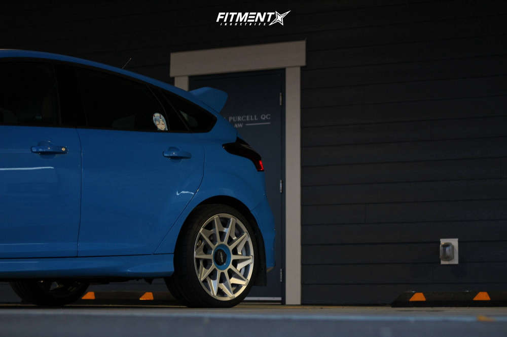 2017 Ford Focus RS with 19x8.5 Rotiform Cvt and Michelin 235x35 on ...