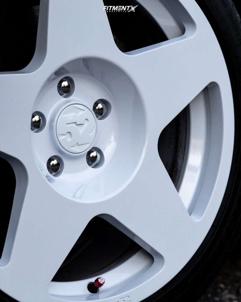 2018 Volkswagen Golf R Base with 18x8.5 Fifteen52 Tarmac and Michelin ...