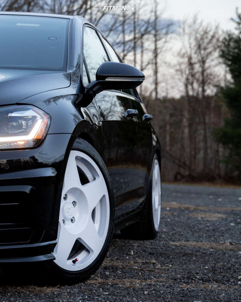 2018 Volkswagen Golf R Base with 18x8.5 Fifteen52 Tarmac and Michelin ...