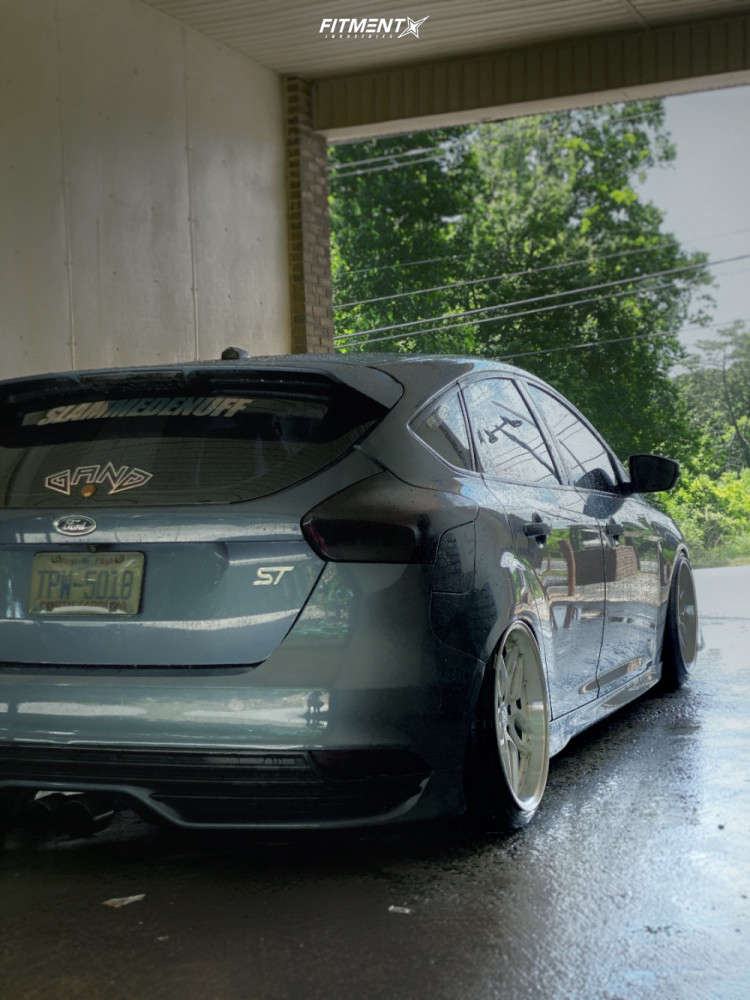 2018 Ford Focus ST with 18x9.5 ESR Cs15 and Federal 225x35 on Coilovers ...