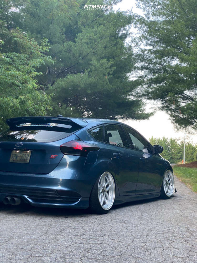2018 Ford Focus ST with 18x9.5 ESR Cs15 and Federal 225x35 on Coilovers ...