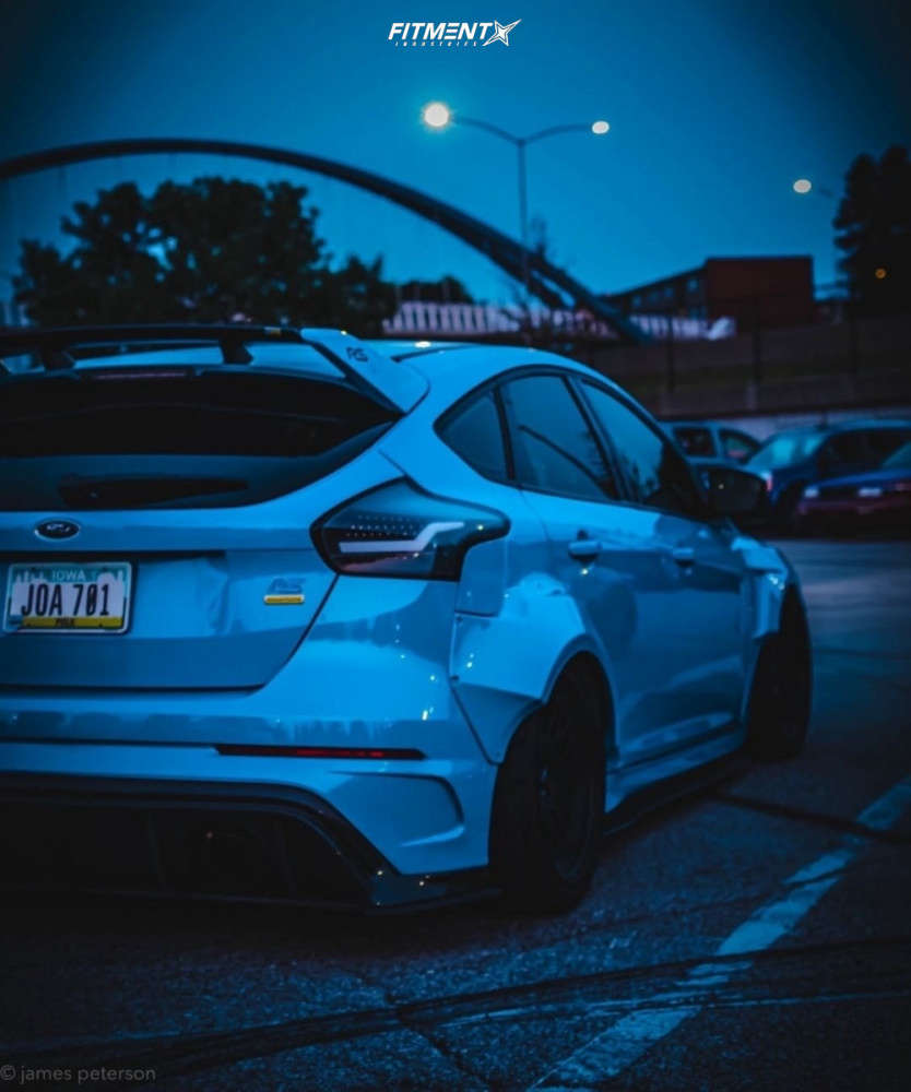 2017 Ford Focus RS with 18x9.5 CCW Classic and Toyo Tires 265x35 on Air ...