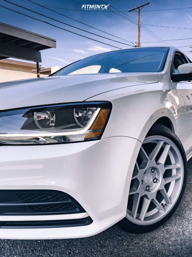 2017 Volkswagen Jetta SE with 18x8.5 3SDM 0.09 and Continental 225x40 ...