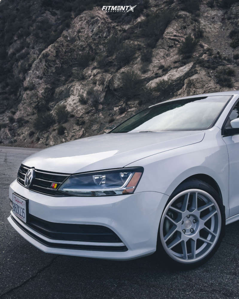 2017 Volkswagen Jetta SE with 18x8.5 3SDM 0.09 and Continental 225x40 ...