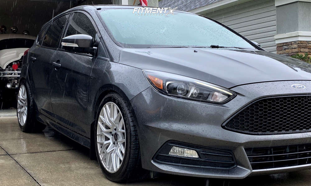 2018 Ford Focus ST with 18x8.5 Momo Catania and Continental 245x40 on ...