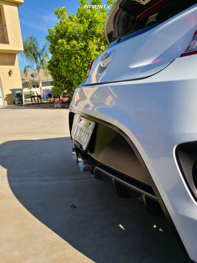 2015 Hyundai Veloster Turbo with 18x8.5 AVID1 AV20 and Federal 215x40 ...