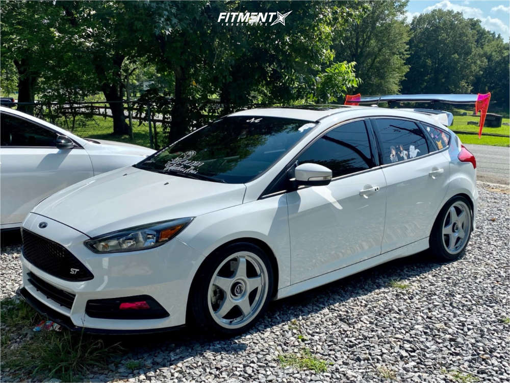 2016 Ford Focus ST with 18x8.5 Fifteen52 Chicane and Hankook 235x40 on ...